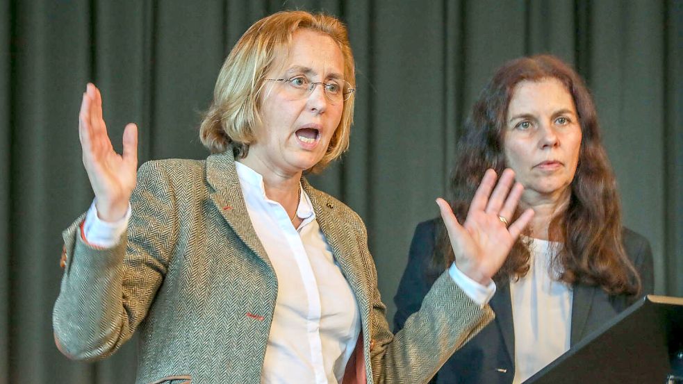 AfD im Wahlkampf: Anja Arndt und Beatrix von Storch in Filsum ...