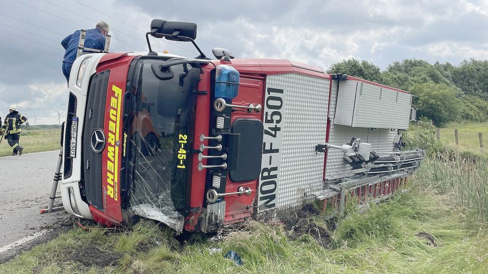 Unfall in Norden: Feuerwehrauto verunglückt nach Ausweichmanöver ...